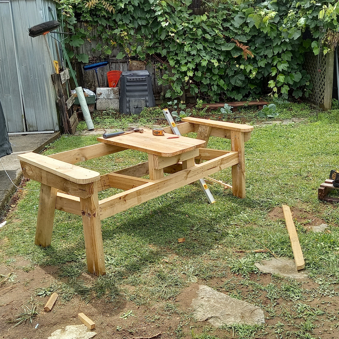 DIY plans to build a companion seat with a center table – Kenny's Yard ...