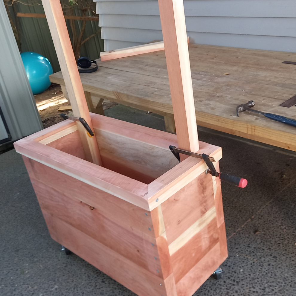 DIY plans to build a sturdy moveable planter box with a screen frame ...